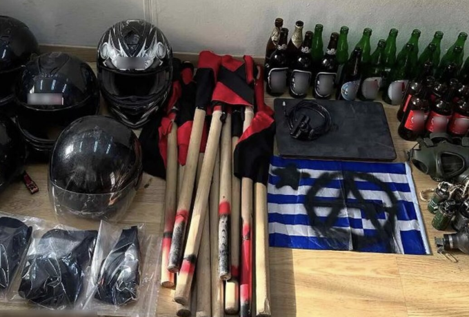 Ρόπαλα, χημικές χειροβομβίδες και καμένες ελληνικές σημαίες στις φοιτητικές εστίες Ζωγράφου | SDNA